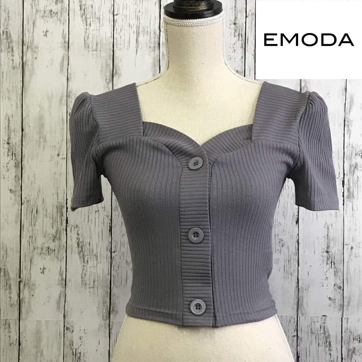 EMODA エモダ フロントボタンショートリブトップ Fサイズ パープル デコルテが綺麗に見えるシルエット S7-27(トップス)｜売買されたオークション情報、yahooの商品情報をアーカイブ ...