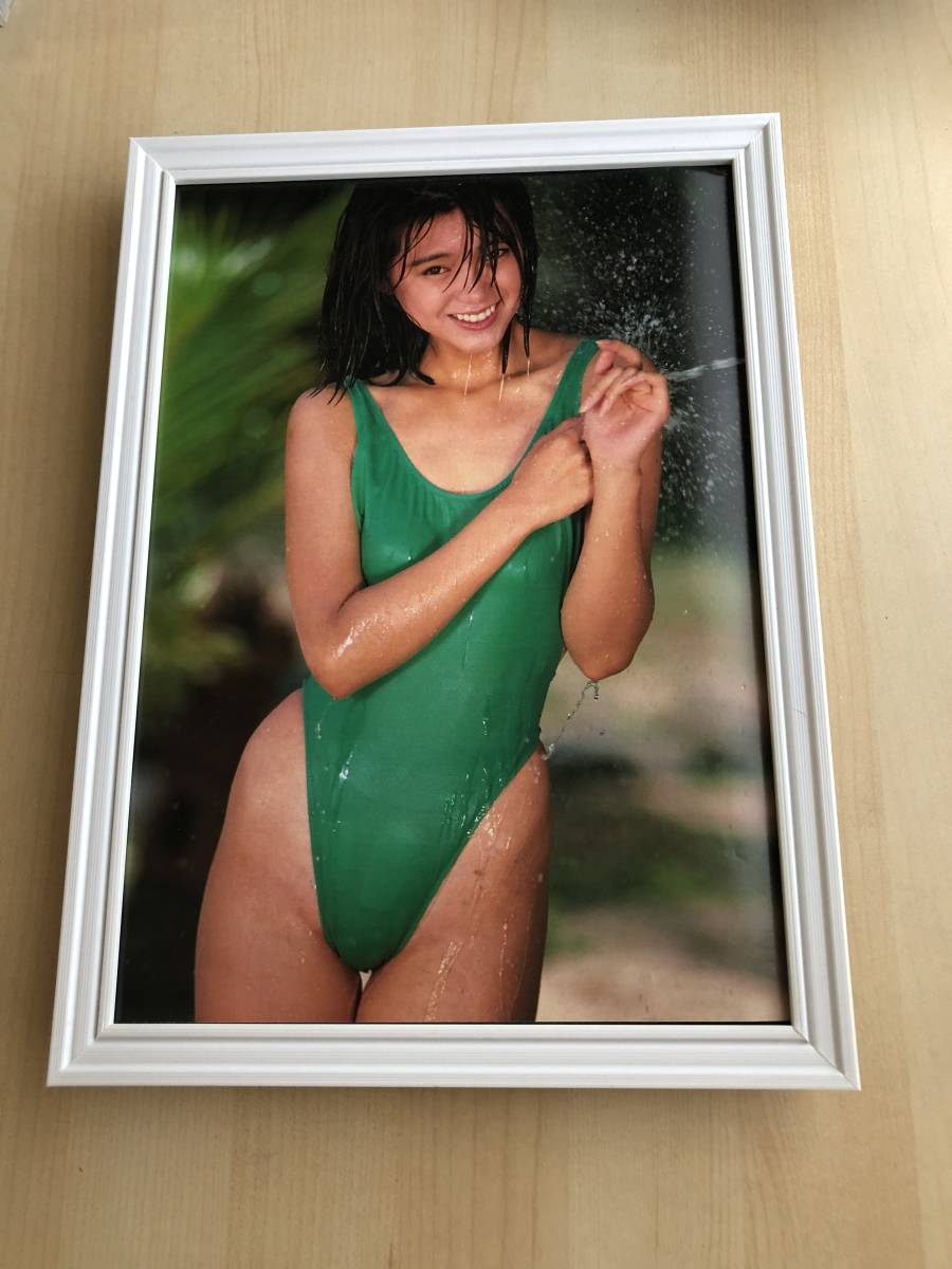 PayPayフリマ｜kj 額装品 17歳 真弓倫子 グラビア セクシー ハイレグ 水着 貴重写真 A4サイズ額入り ポスター風デザイン CD LP DVD コンサート