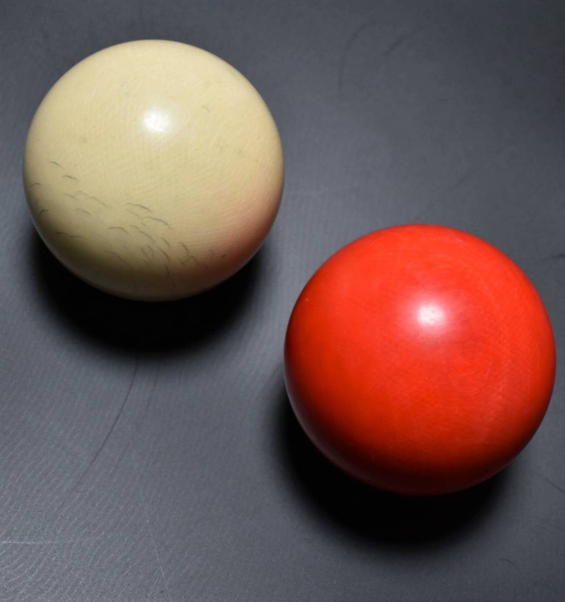 ビリヤード 玉 球 象牙風 紅白2個セット 天然素材 直径約67mm 大玉 275g/281g(その他)｜売買されたオークション情報、yahooの商品情報をアーカイブ公開 - オークファン ...