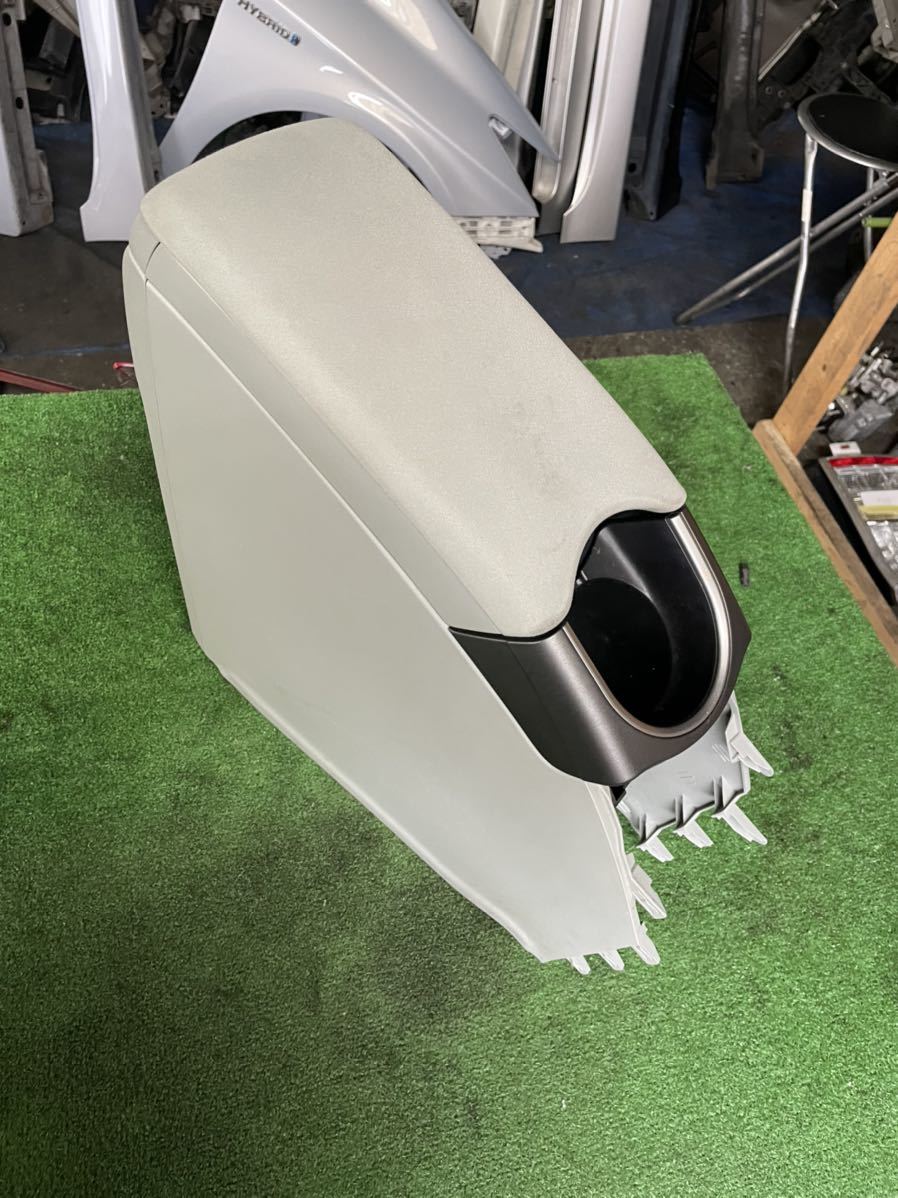 159 トヨタ ZVW 30 プリウス 後期 センターコンソール アームレスト A(トヨタ用)｜売買されたオークション情報、yahooの商品情報をアーカイブ公開 - オークファン（aucfan ...