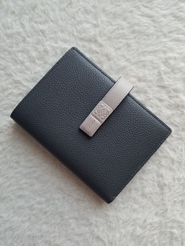 新品 LOEWE ロエベ Medium Vertical ウォレット 2つ折り財布 新品 LOEWE ロエベ Medium Vertical ウォレット 2つ折り財布