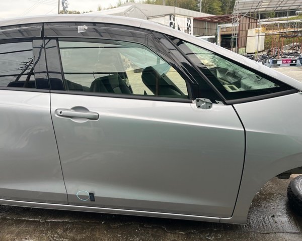 Yahoo!オークション - フィット GR1 フロントドア右 管理番号 4412