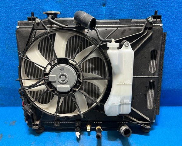 Yahoo!オークション - フィット GR1 ラジエーター 管理番号 4412