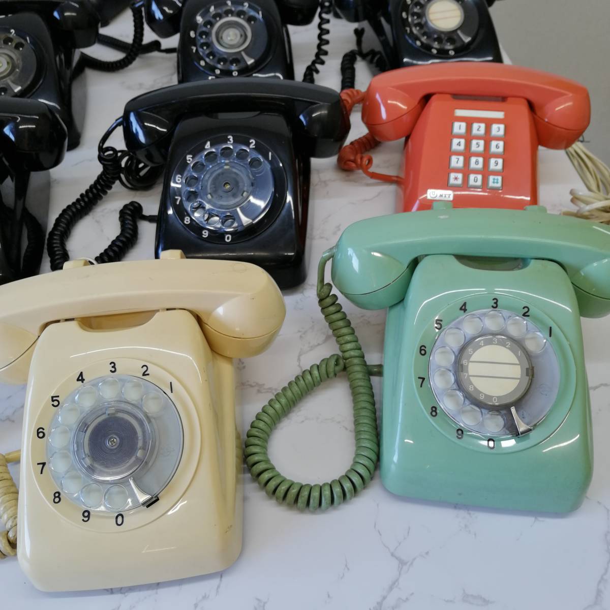 Yahoo!オークション - t1558 黒電話 電話 白 緑 オレンジ まとめ 11台 ...