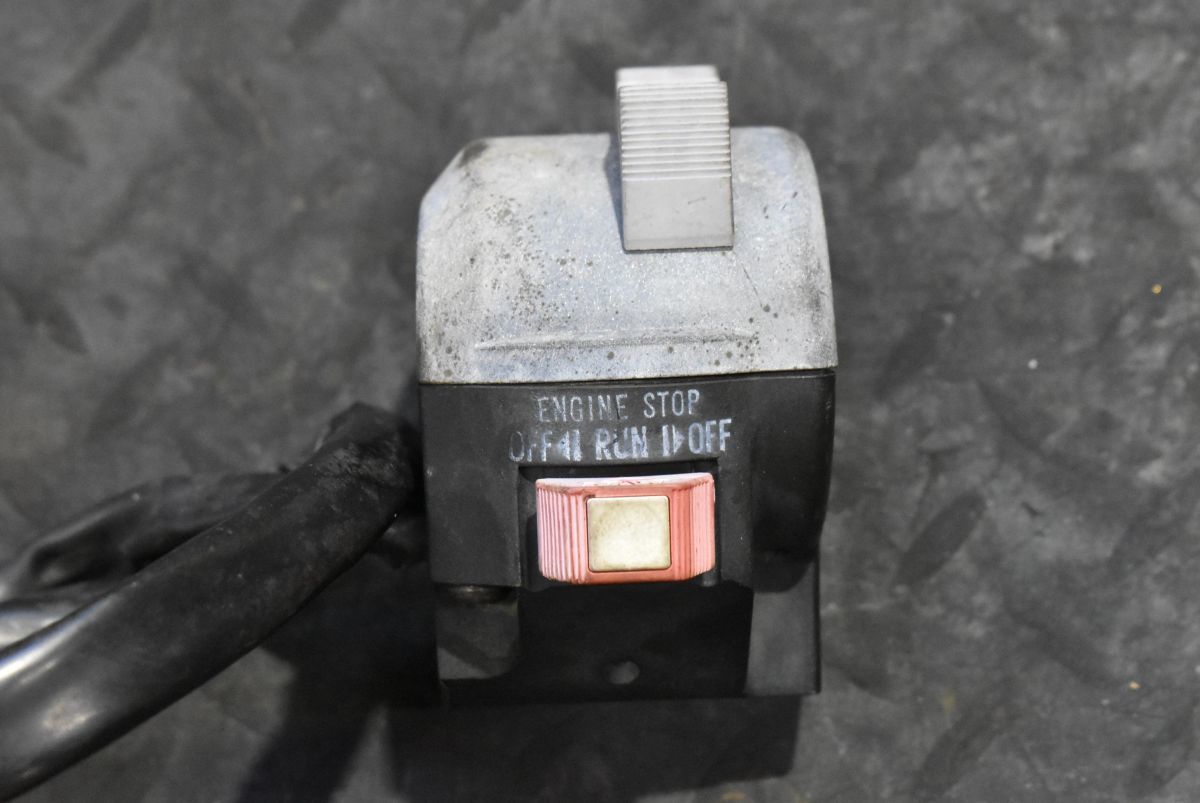 Yahoo!オークション - K373 当時物 純正 GPZ550F 右スイッチ 0045 検)