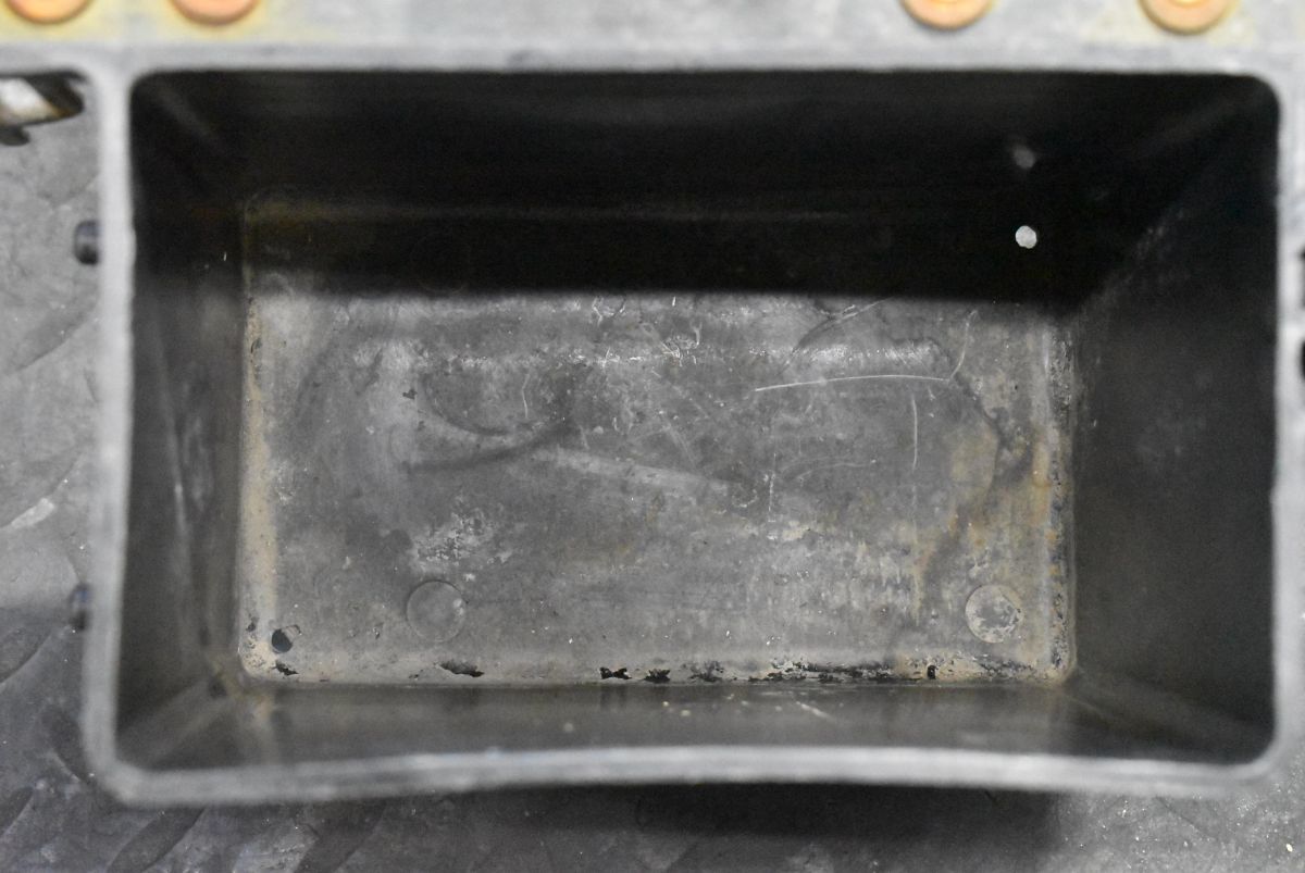 Yahoo!オークション - K373 当時物 純正 GPZ550F バッテリーケース 004...