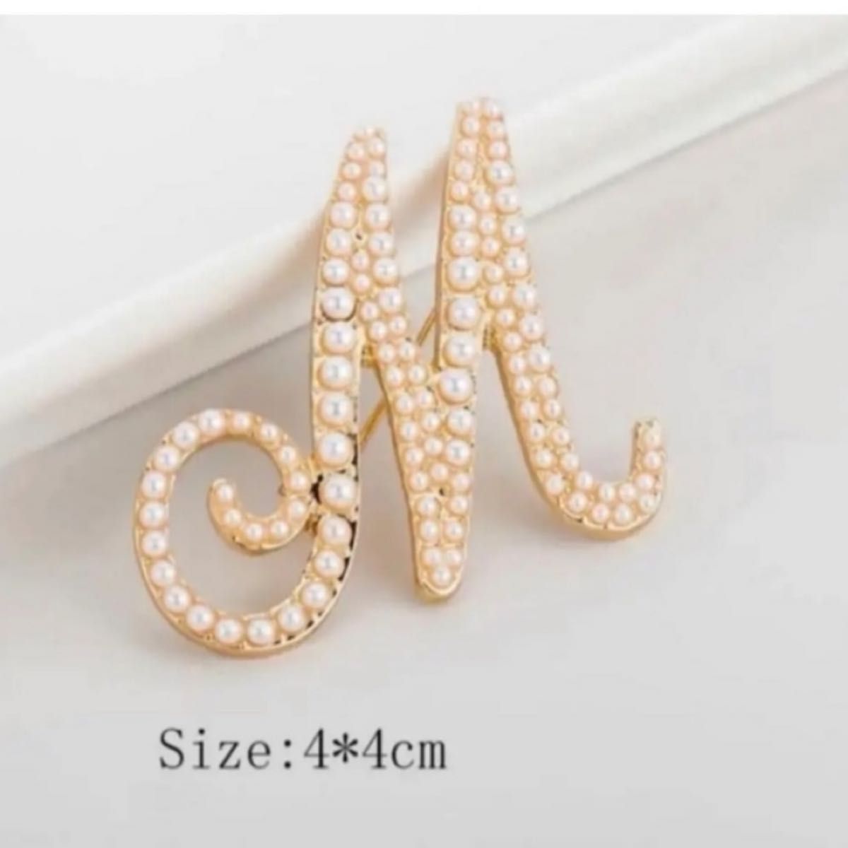 新品 ブローチ イニシャル M パール｜PayPayフリマ