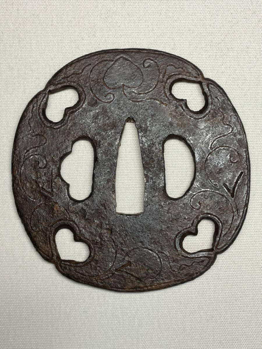 No.4427 鉄地六木瓜形 葵葉唐草図鐔 象嵌 無銘 六方猪目透 唐草象嵌 桐箱入(鍔、刀装具)｜売買されたオークション情報、yahooの商品情報をアーカイブ公開 - オークファン ...