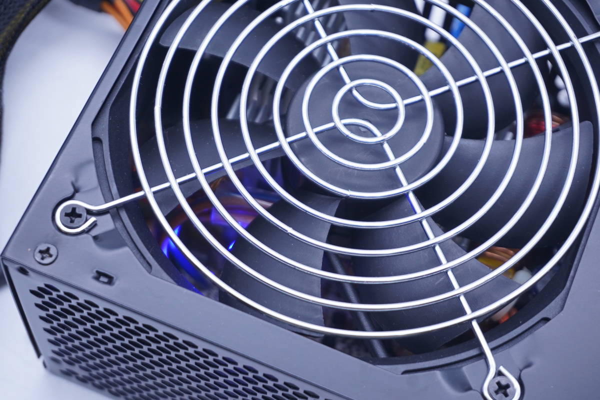 Yahoo!オークション - 未使用 630W セミ ファンレス 無音＆超静穏PCに ...