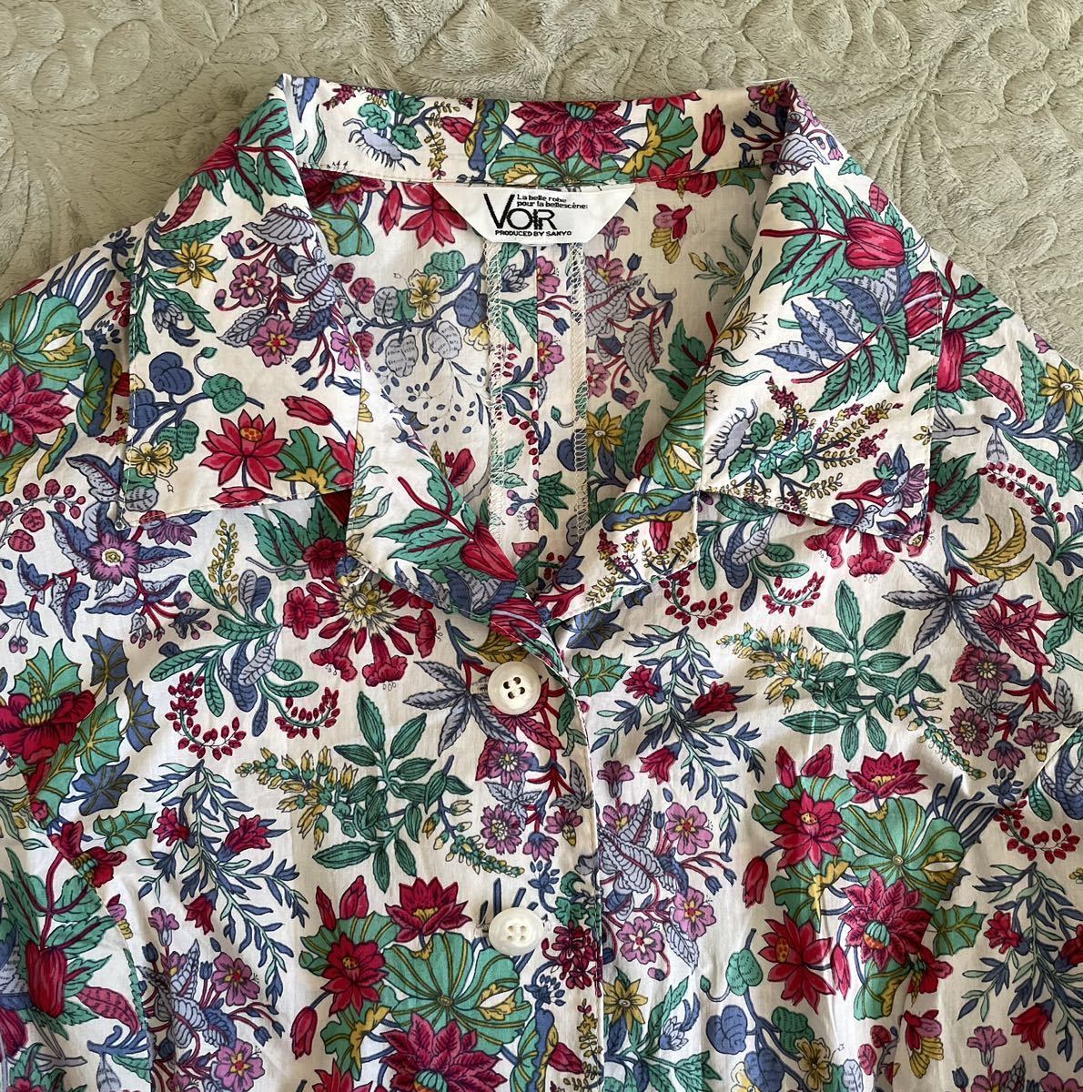 Yahoo!オークション - VOIRリバティ ワンピース 花柄 八分袖 くるみボ...