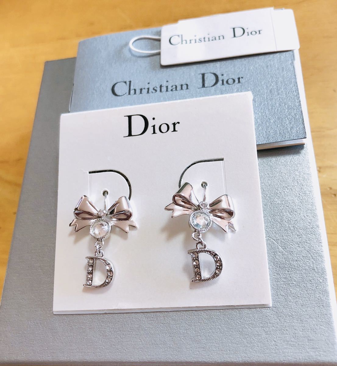 Christian Dior ディオール 揺れるピアス シルバー リボン ロゴ Christian Dior ディオール 揺れるピアス シルバー リボン ロゴ