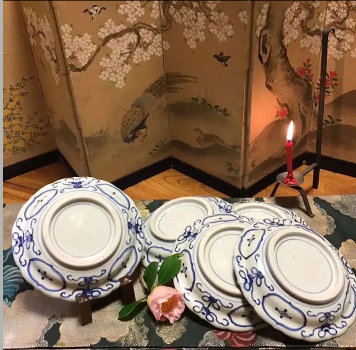 A553 古伊万里 染付 見込白抜寿文字 墨弾捻り紋様 綾花型 皿 5枚 A553 古伊万里 染付 見込白抜寿文字 墨弾捻り紋様 綾花型 皿 5枚