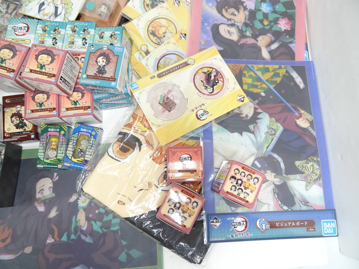 Yahoo!オークション - 32Mdd 鬼滅の刃 グッズセット まとめて箱詰め ぬ...