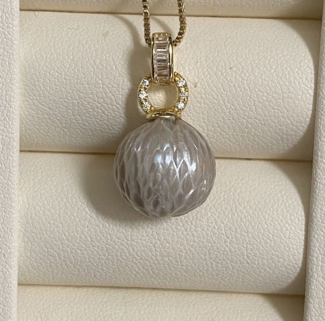 Yahoo!オークション - 大粒 希少グレー切子 彫刻パール 本真珠 ペンダ...