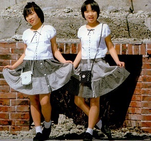 Yahoo!オークション - レア品 レトロな 美少女双子アイドル アートphot...