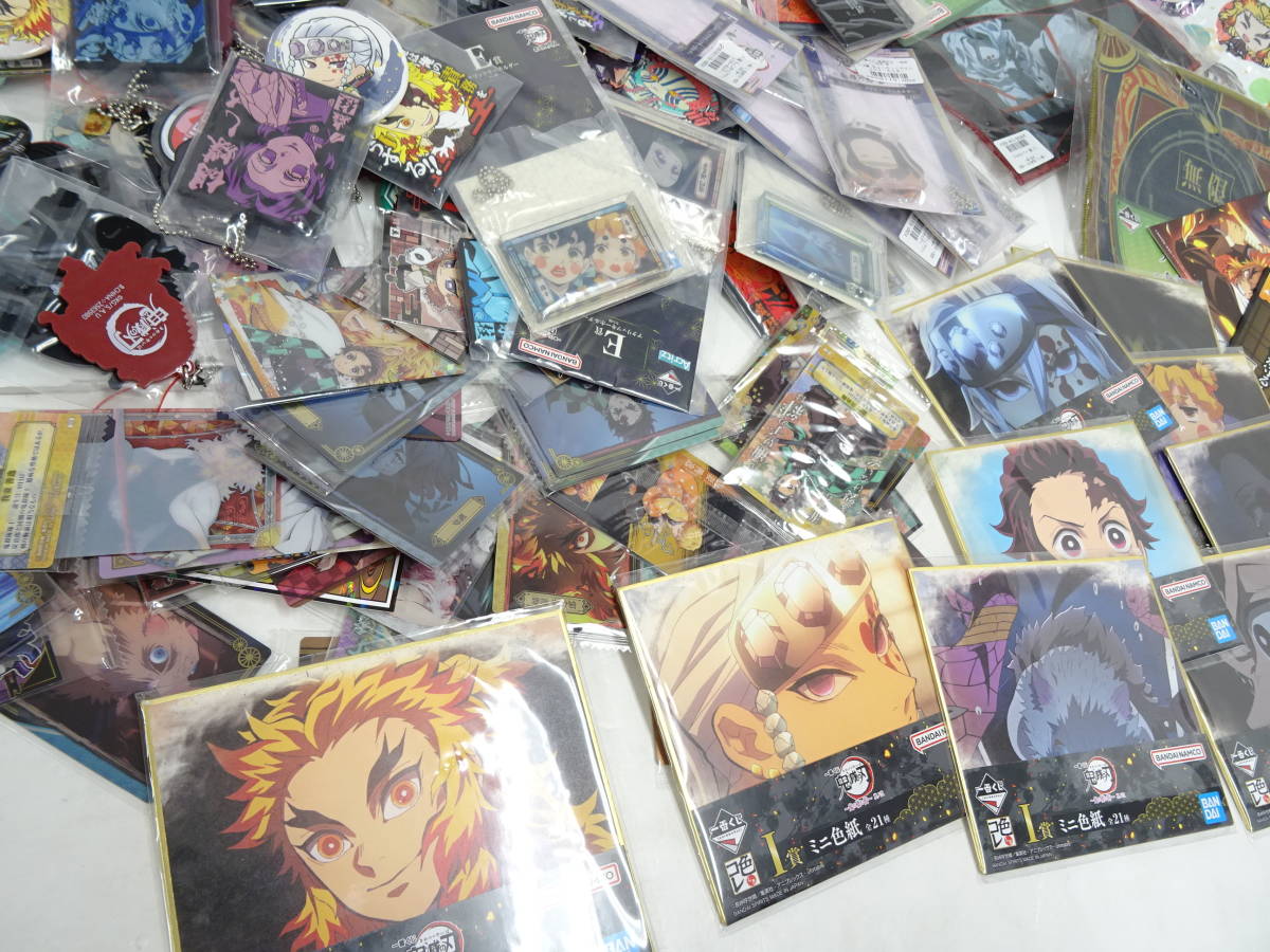 Yahoo!オークション - 32Mdd 鬼滅の刃グッズセット まとめて箱詰め 缶...