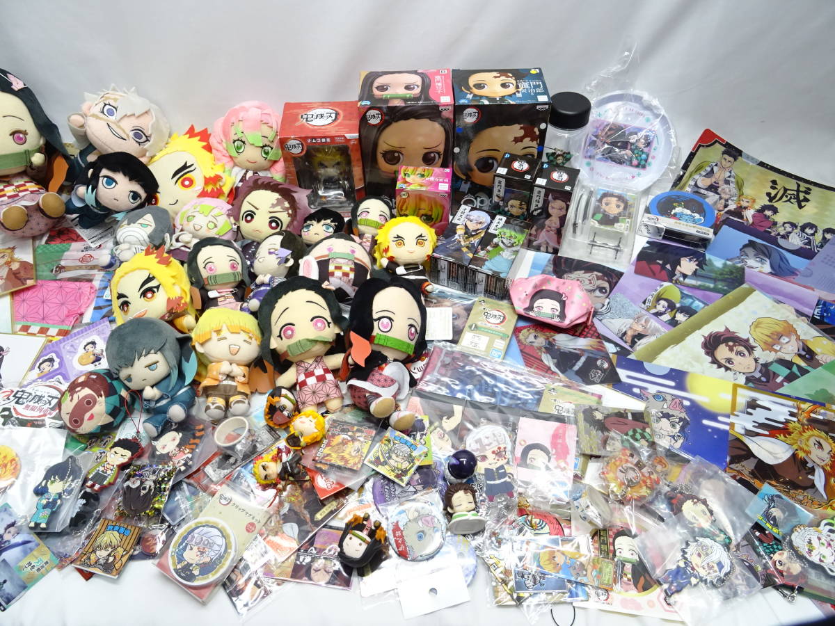 Yahoo!オークション - 32Mdd 鬼滅の刃 グッズセット まとめて箱詰め ①...
