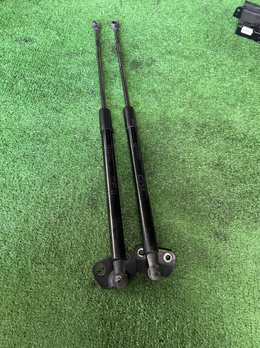 184 トヨタ ZVW 30 プリウス リアゲート バックドア トランク ダンパー 左右 P-86(リア)｜売買されたオークション情報、yahooの商品情報をアーカイブ公開 - オークファン ...