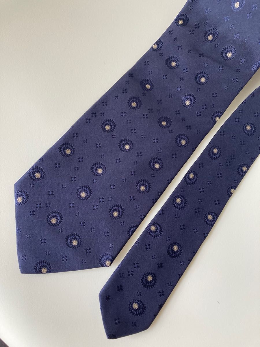 美品】ドルチェ&ガッバーナ D&G 高級ネクタイ イタリア製 小紋 美品】ドルチェ&ガッバーナ D&G 高級ネクタイ イタリア製 小紋