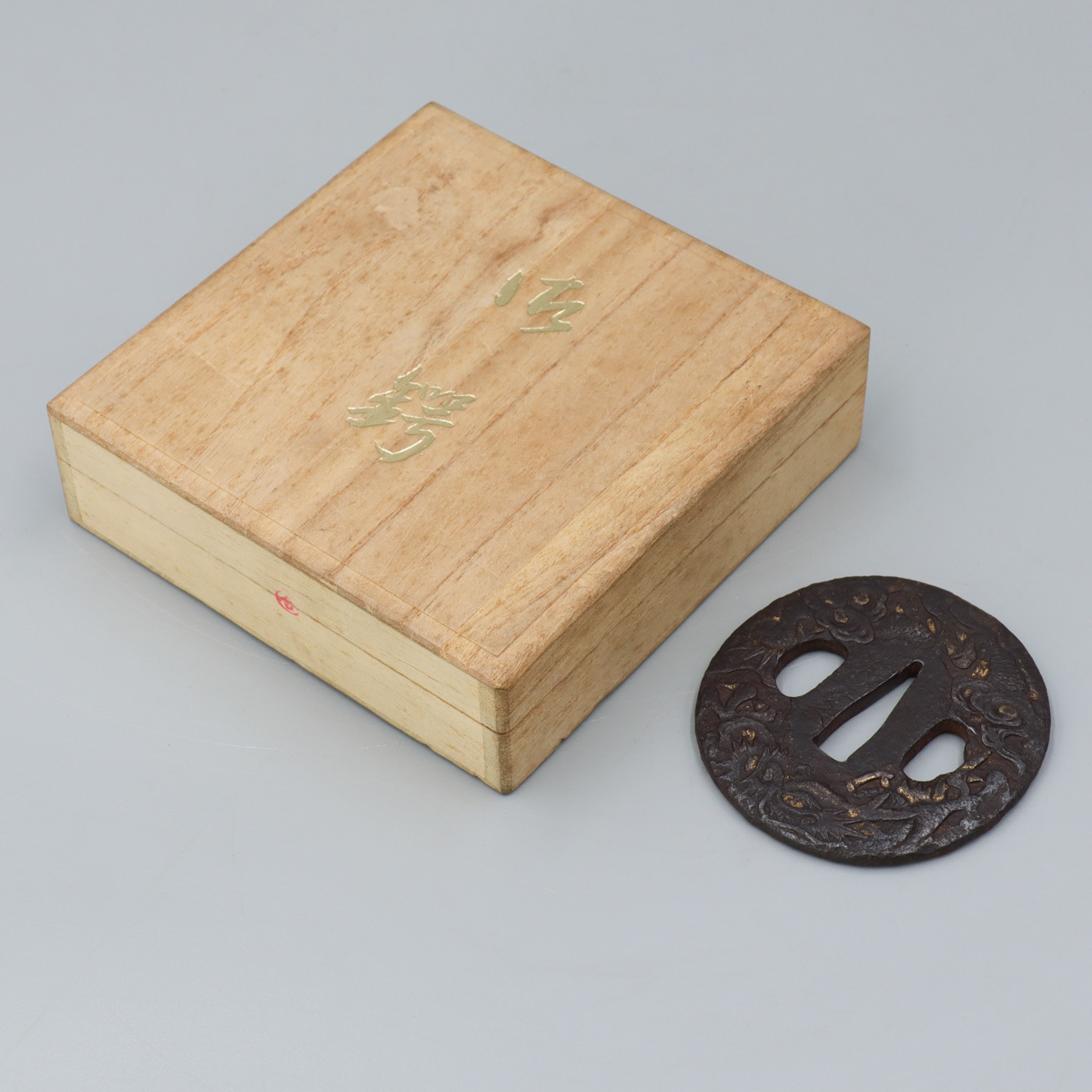 Yahoo!オークション - 【宙】時代武具 在銘 刀鍔 鉄地雲龍図鍔 7cm 63g...