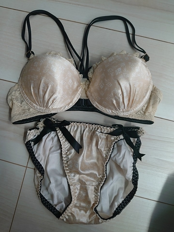 Yahoo!オークション - tutuanna ブラ&ショーツセット B70 光沢ベージュ