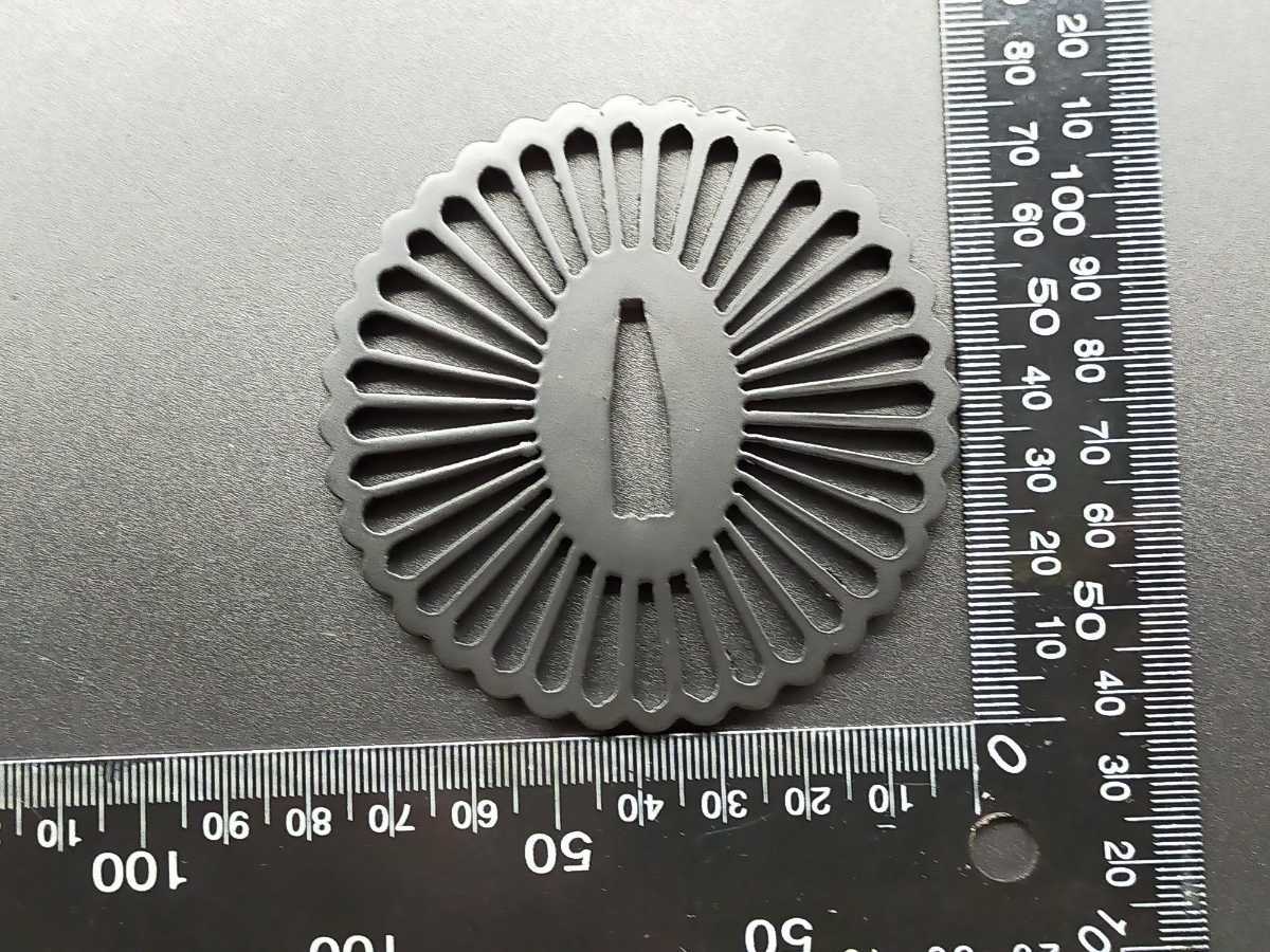 Yahoo!オークション - Q6600 刀鍔 菊紋の図 鉄製 黒色塗装 居合道 日本...