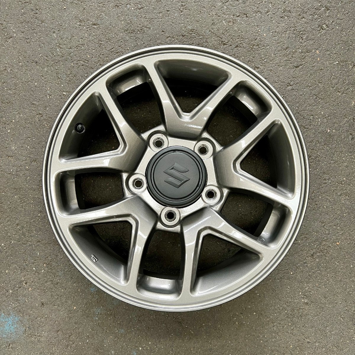 純正ホイール1本 ジムニー JB64W 16×5 1/2J +22 139.7 5穴(純正品)｜売買されたオークション情報、yahooの商品情報をアーカイブ公開 - オークファン（aucfan ...