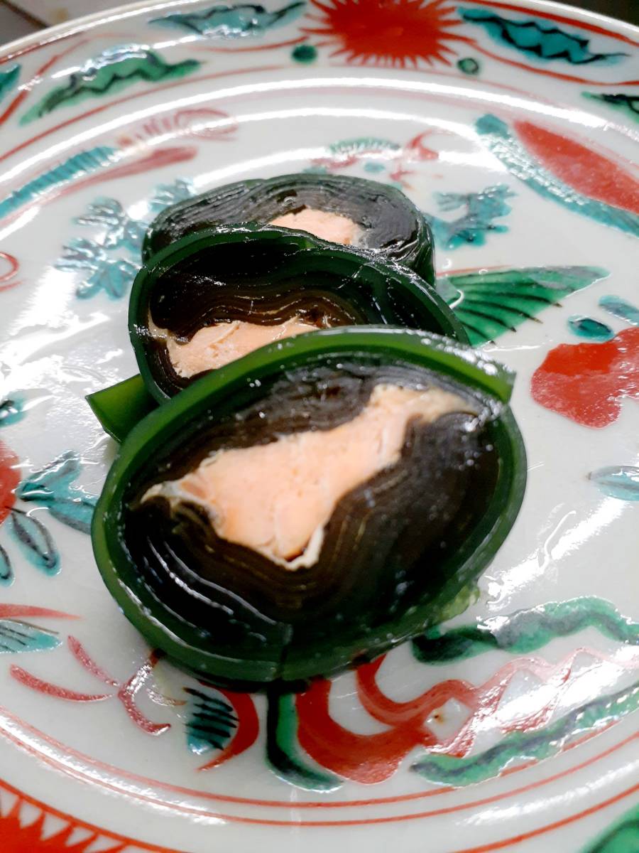 Yahoo!オークション - お家でご馳走・手作り昆布巻き 鮭の身と骨を柔...