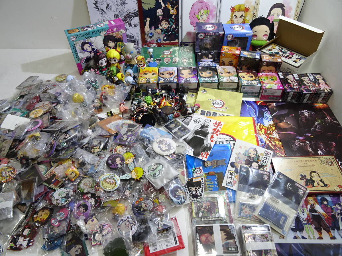 Yahoo!オークション - 32Mdd 鬼滅の刃 グッズセット まとめて箱詰め Q-...