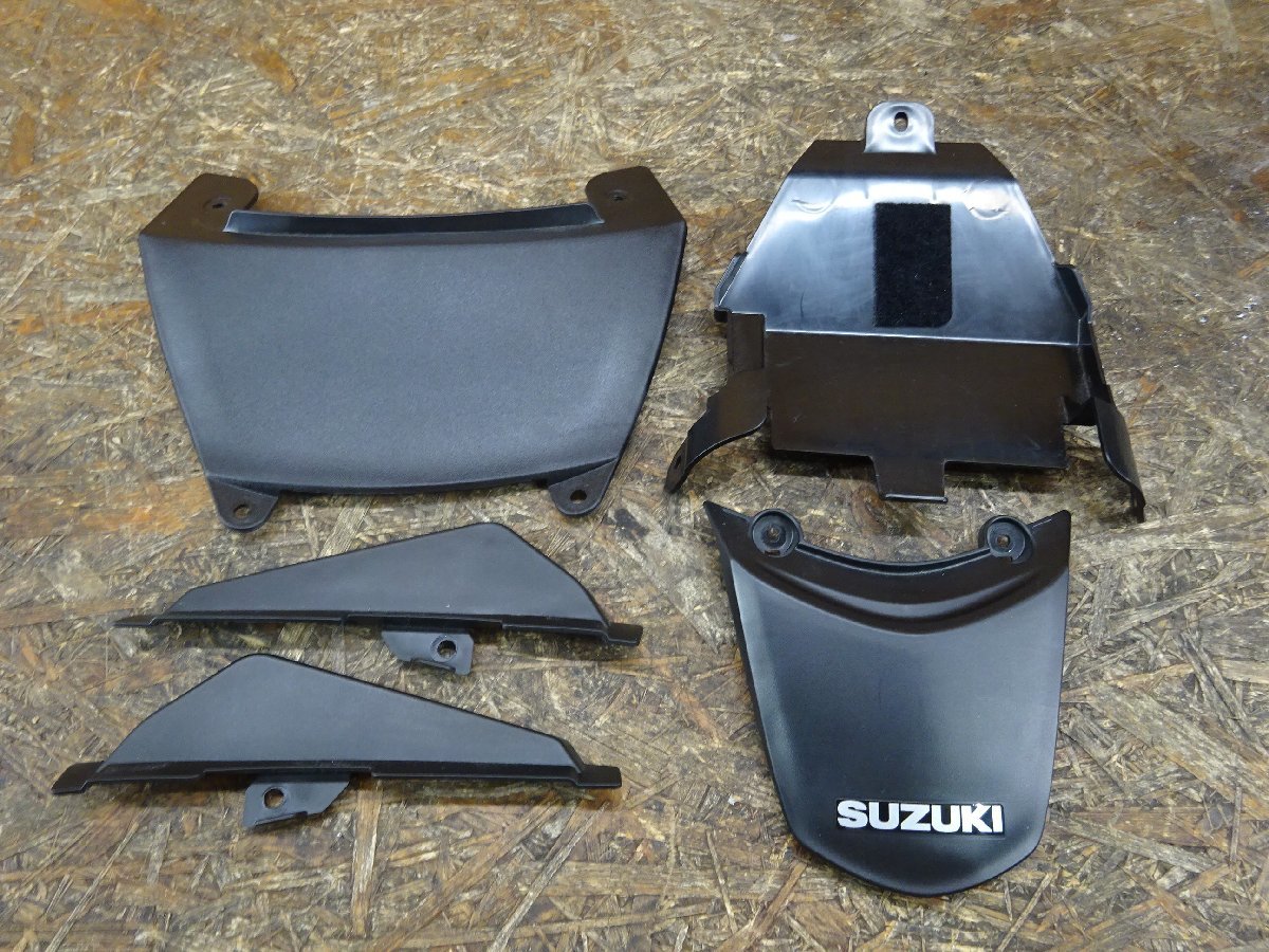 Yahoo!オークション - [S27] GSX250R LC6DN11AZ01113 純正 カバーセッ...