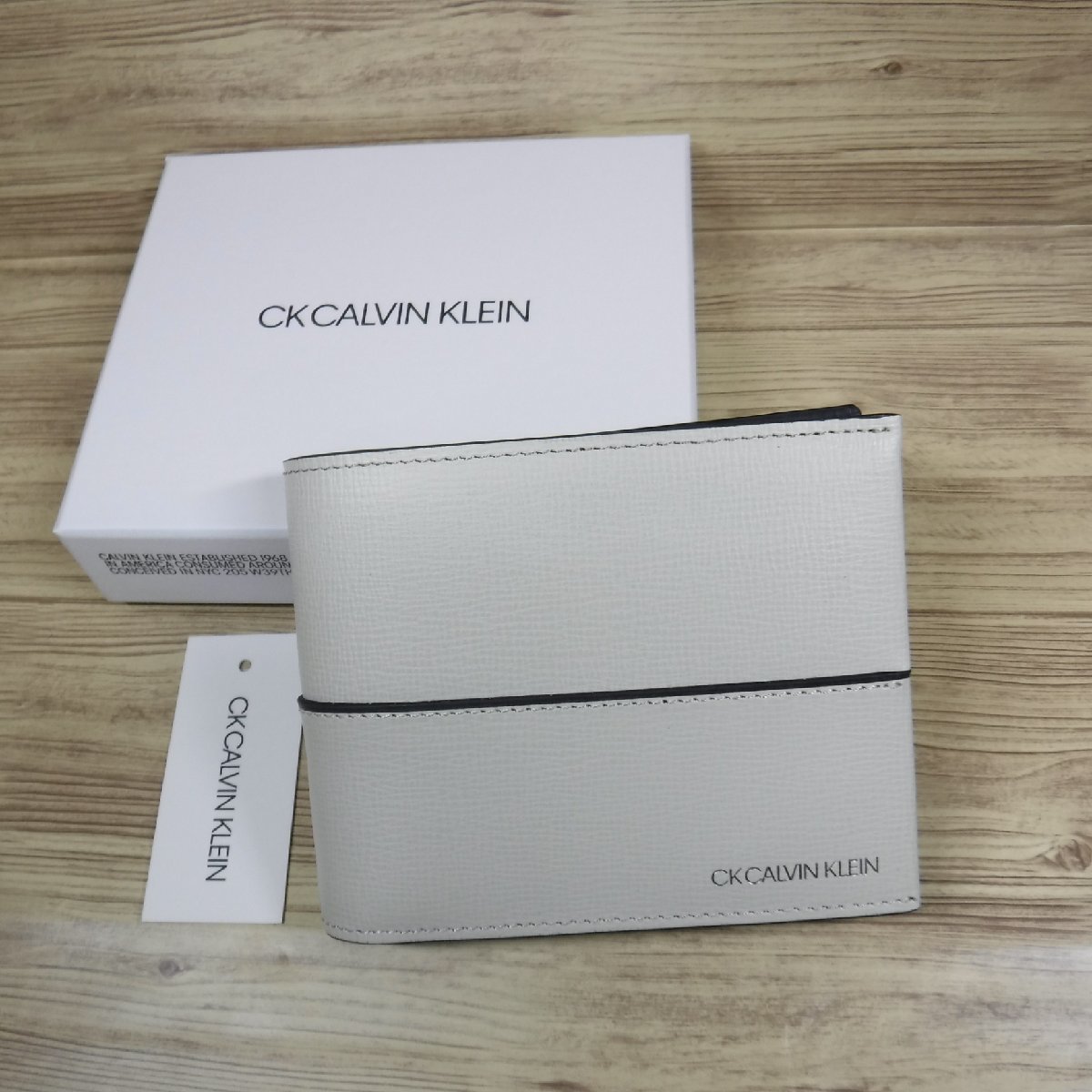 Yahoo!オークション - QQ8 CK カルバンクライン 定価16500円 二つ折り...