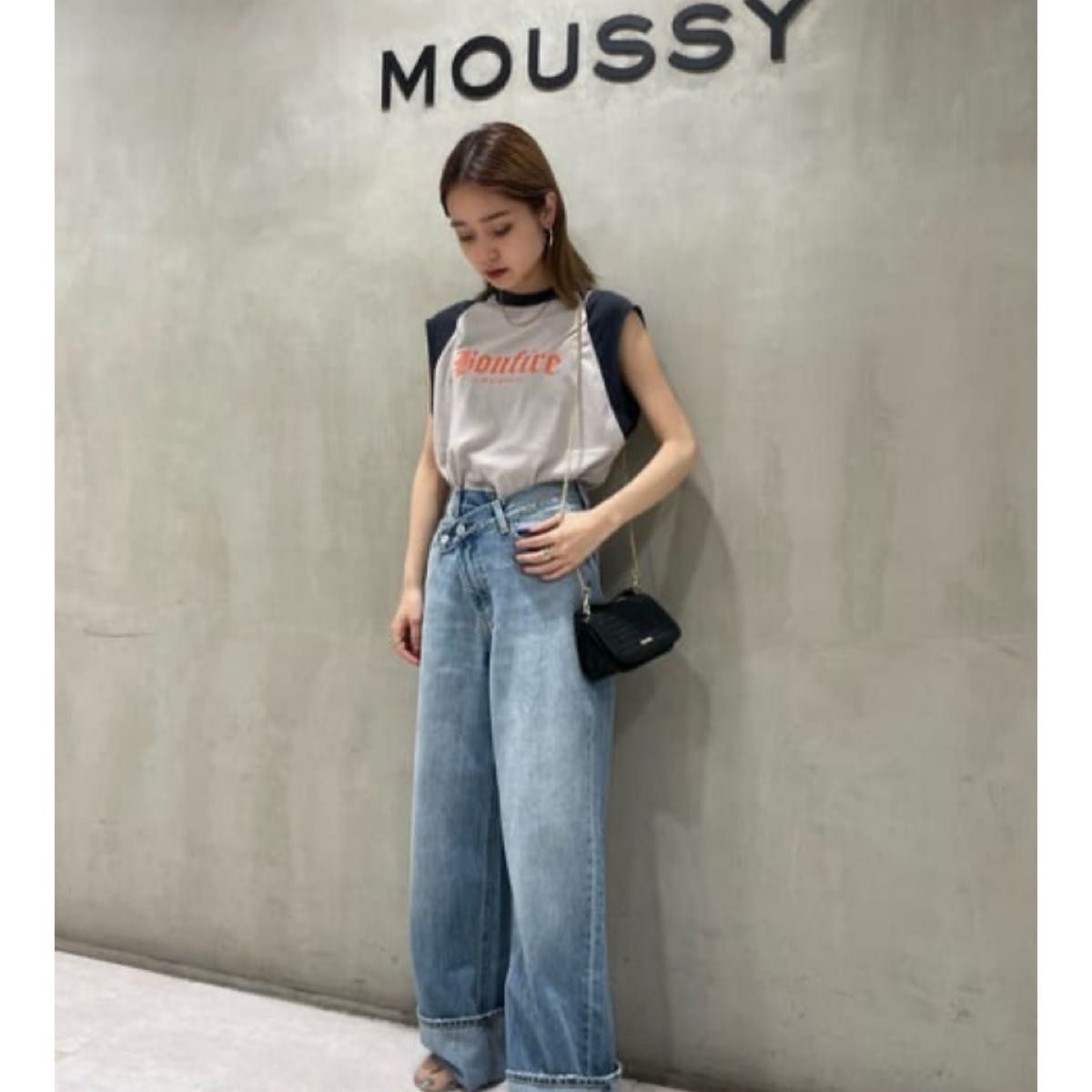 MOUSSY CROSS WAIST WIDE STRAIGHT ワイドデニム 新品タグ付き MOUSSY CROSS WAIST WIDE STRAIGHT ワイドデニム 新品タグ付き