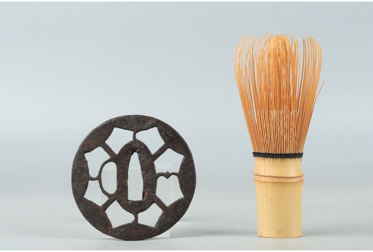 Yahoo!オークション - [URA]刀剣美術/鉄地桔梗透丸形鍔/72g/12-6-23