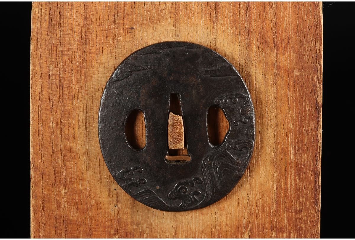 Yahoo!オークション - [URA]刀剣美術/無銘/鉄地波雲図丸形鍔/約81g/4-6...