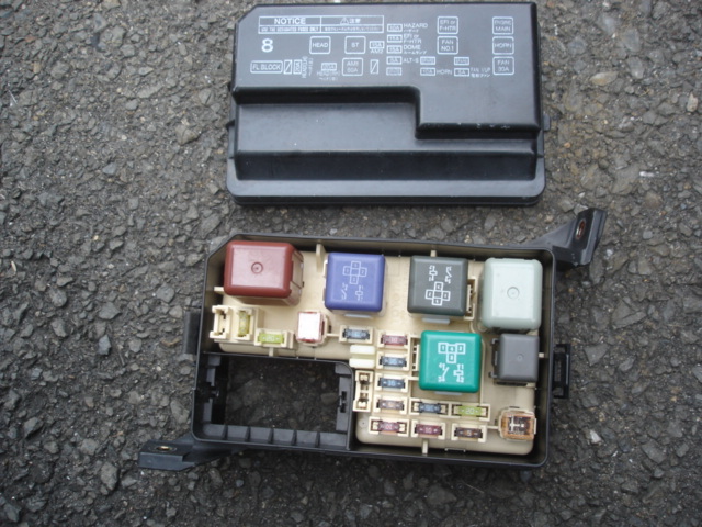 Yahoo!オークション - AE111 カローラGT 純正フューズボックス ヒュー...