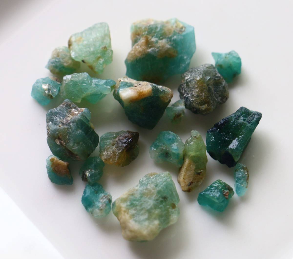 Yahoo!オークション - 天然石 84ct グランディディエライト 原石 セッ...