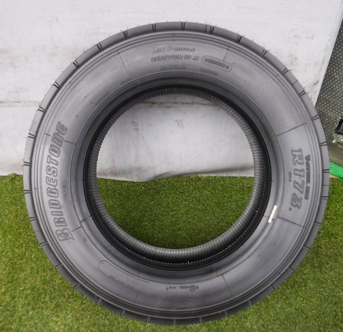 Yahoo!オークション - 215/70R17.5 123/121J ブリヂストン R173 新車...