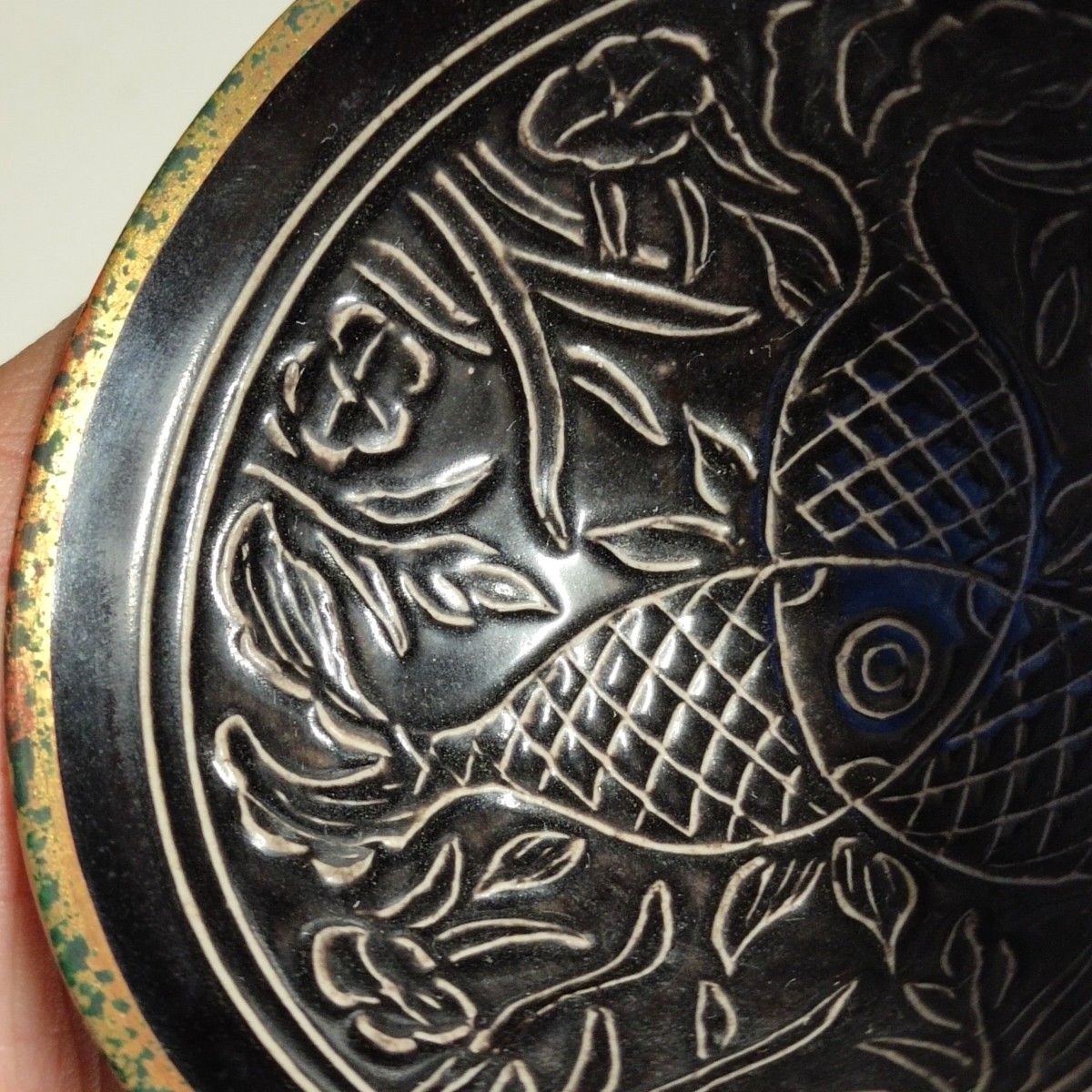 唐物古磁 定窯黒釉 銅包辺 三連魚紋 満工薄胎 蓮台茶碗 名窯の魁 唐物古磁 定窯黒釉 銅包辺 三連魚紋 満工薄胎 蓮台茶碗 名窯の魁
