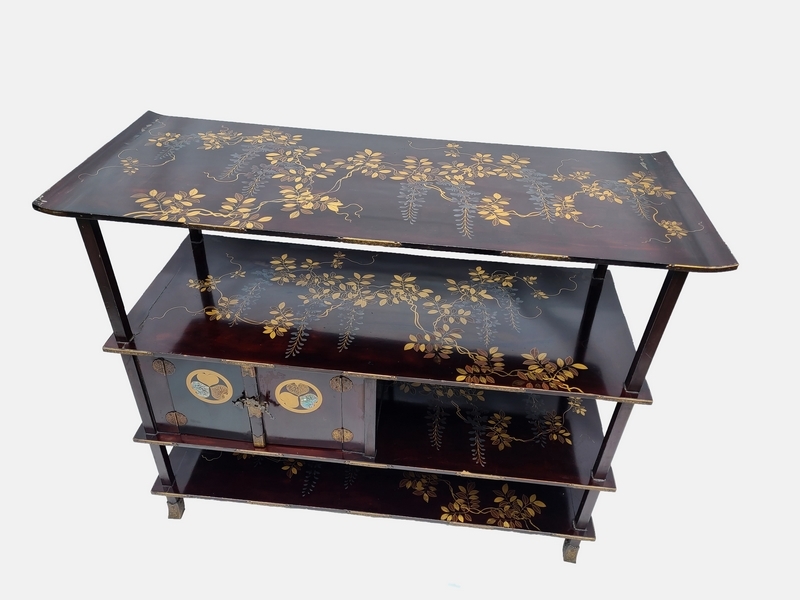 飾棚 黒棚 藤 金銀蒔絵 螺鈿 家紋 丸に三つ葉葵 : 徳川家 幅約95.5㎝ 天然木 時代漆器 棚 稀 大名 道具 古美術 骨董 8895(漆芸)｜売買されたオークション情報、yahooの ...