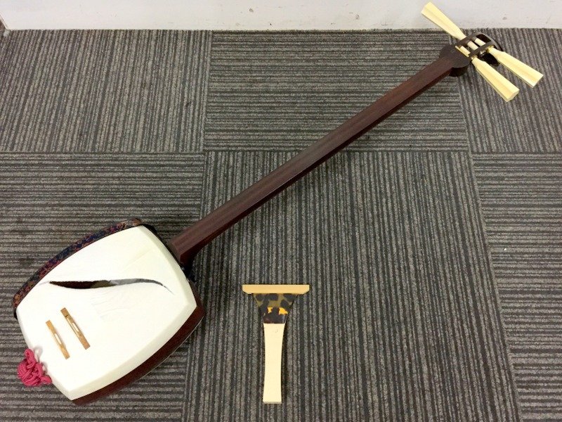 代購代標第一品牌-樂淘letao-津軽三味線 太棹 K9刻印あり 紅木 金細 二本溝 子持綾杉彫 全長約101 5cm 竿幅約2 9cm Y5921