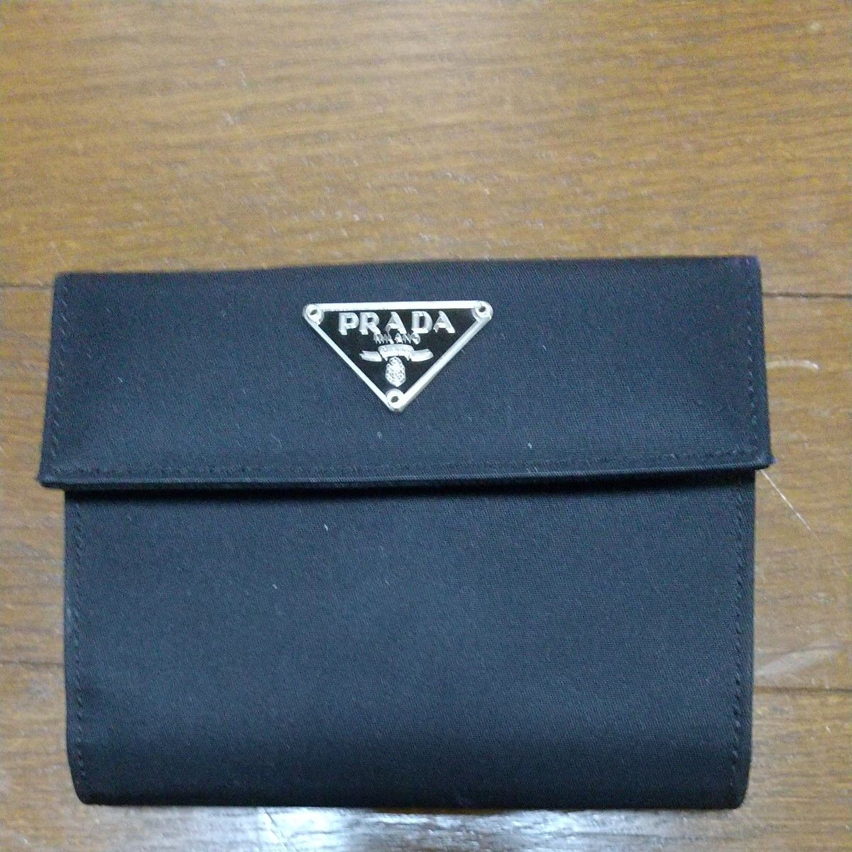 新品未使用 PRADA プラダ 二つ折り財布 黒 20年ほど前のプラダの 新品未使用 PRADA プラダ 二つ折り財布 黒 20年ほど前のプラダの