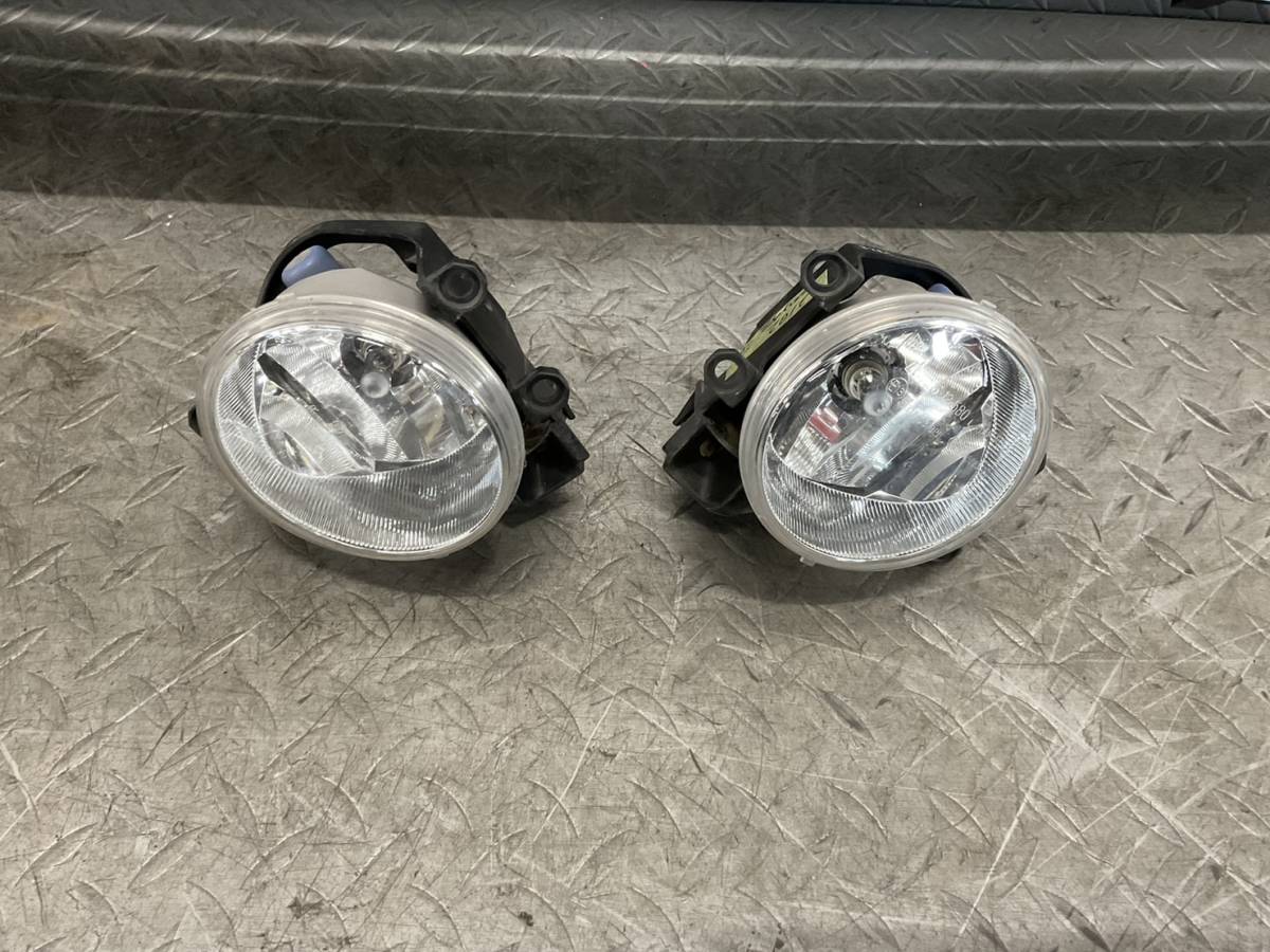 D29 トヨタ プリウス ZVW30 フロント バンパーグリル 純正 後期 フォグランプ付き み(フロント)｜売買されたオークション情報、yahooの商品情報をアーカイブ公開 - オークファン ...