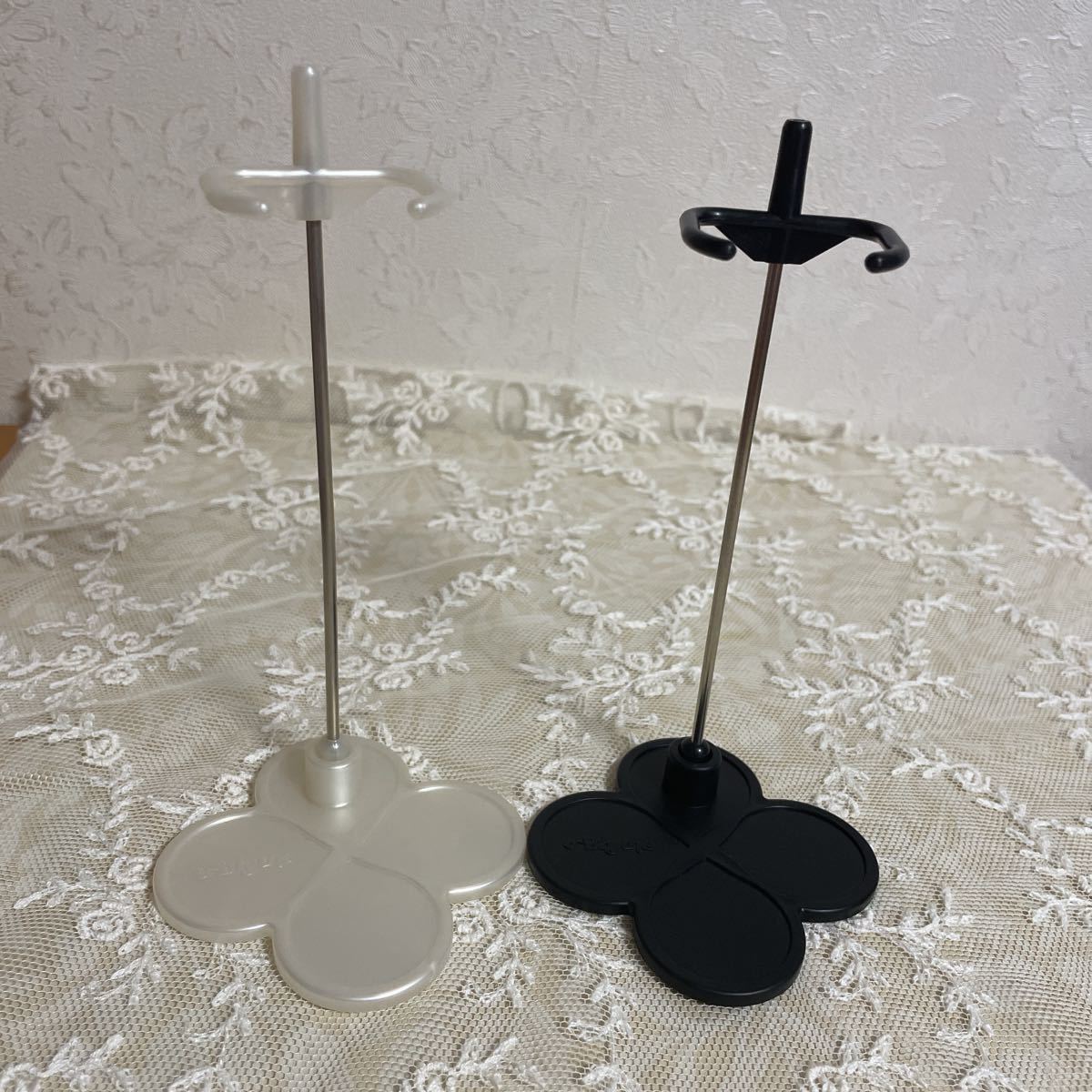 ブライス デフォルトスタンド2個セット 黒&白 ネオブライス Blythe ドールスタンド(服、靴)｜売買されたオークション情報、yahooの商品情報をアーカイブ公開 - オークファン ...
