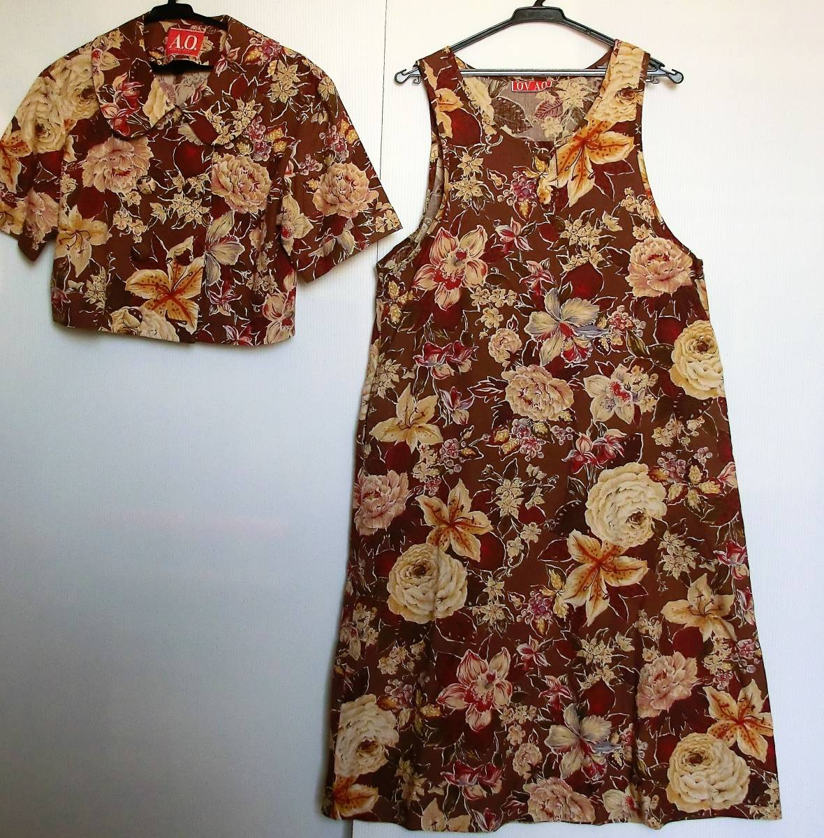 A O ATSUKI ONISHI アツキオオニシ 茶系花柄×ショートジャケット A O ATSUKI ONISHI アツキオオニシ 茶系花柄×ショートジャケット