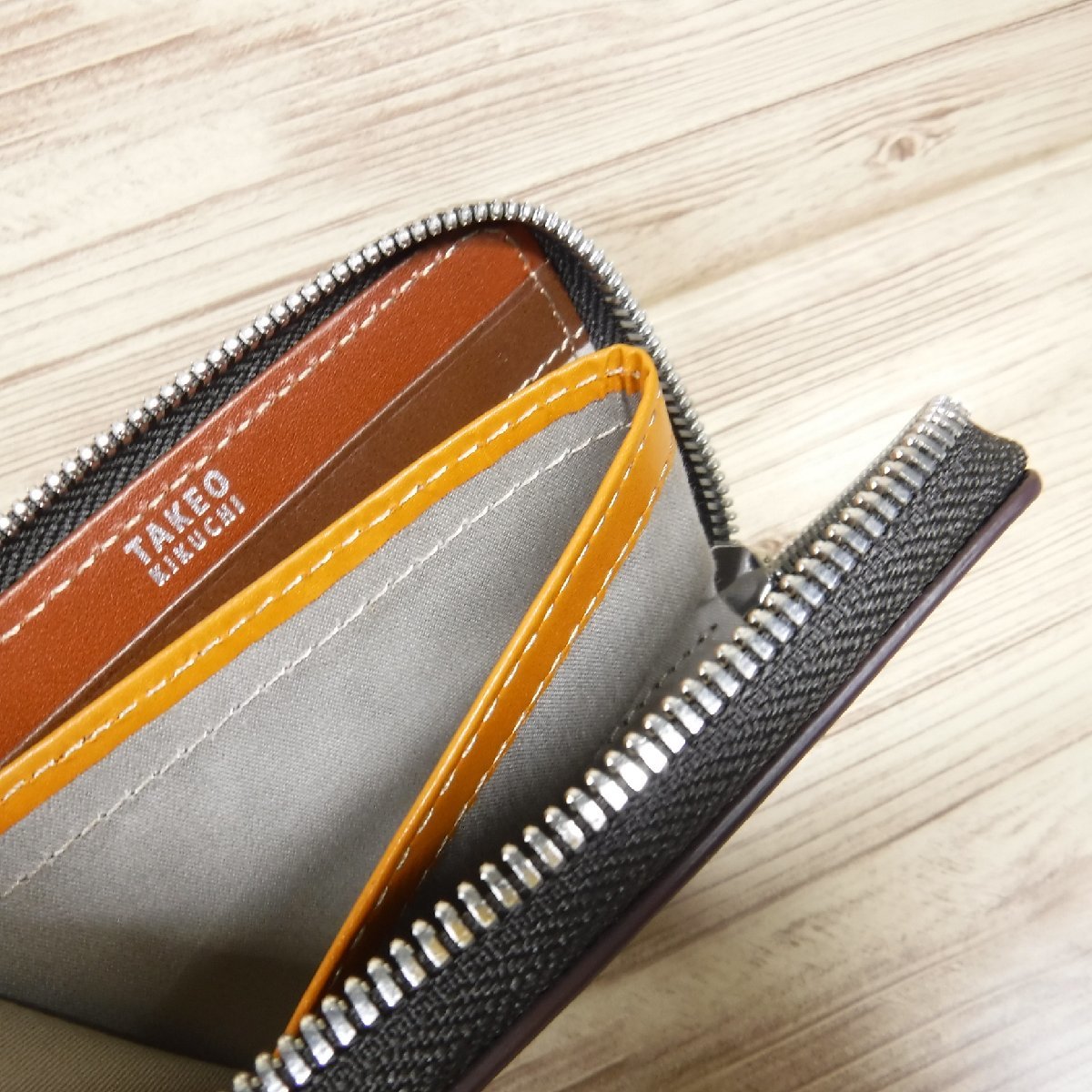 QQ438 タケオキクチ 定価10780円 ラウンドファスナー カードケース兼用小銭入れ ミニ財布 伊製牛革 茶 ブラウン 780601 TAKEO KIKUCHI(小銭入れ、コインケース ...