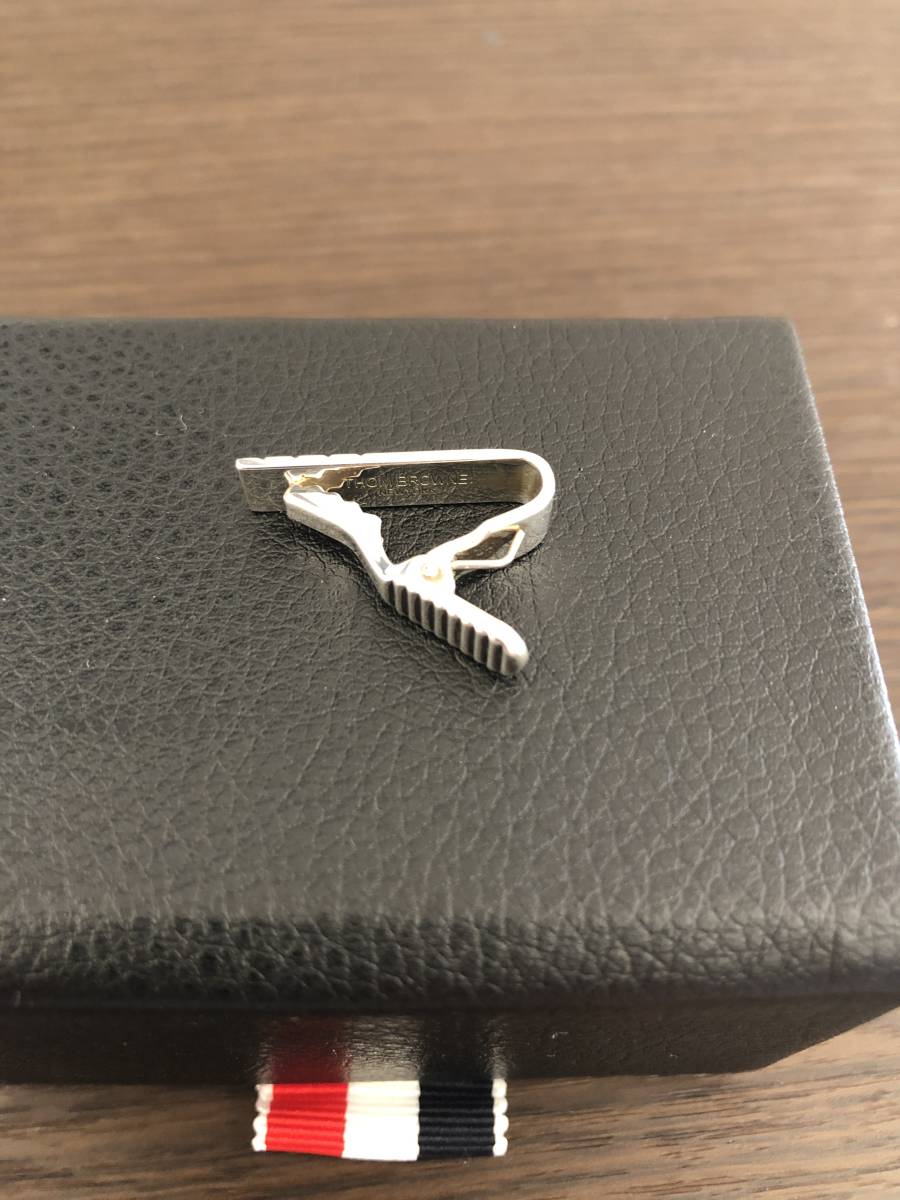 THOM BROWNE 4BAR ショートタイバー シルバー トリコロール 定番 THOM BROWNE 4BAR ショートタイバー シルバー トリコロール 定番