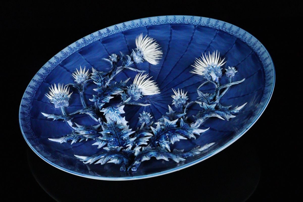 有田焼名工 加藤一陶 作 超絶技巧 過去最大作品 染付極細密立体彫刻菊花文特大陶板 飾物 幅45.5cm 古美術品[58137qu]｜代購幫