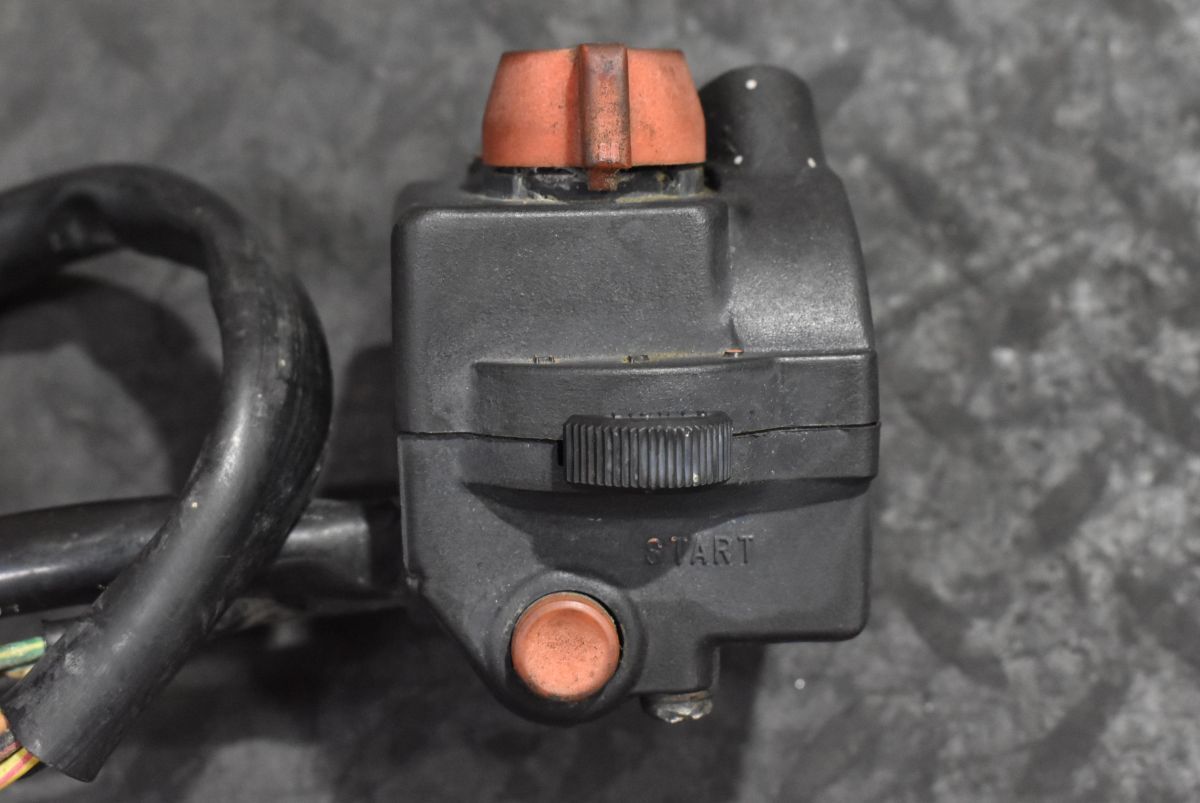 Yahoo!オークション - H423 当時物 純正 CBX550F 右スイッチ 0220 検)