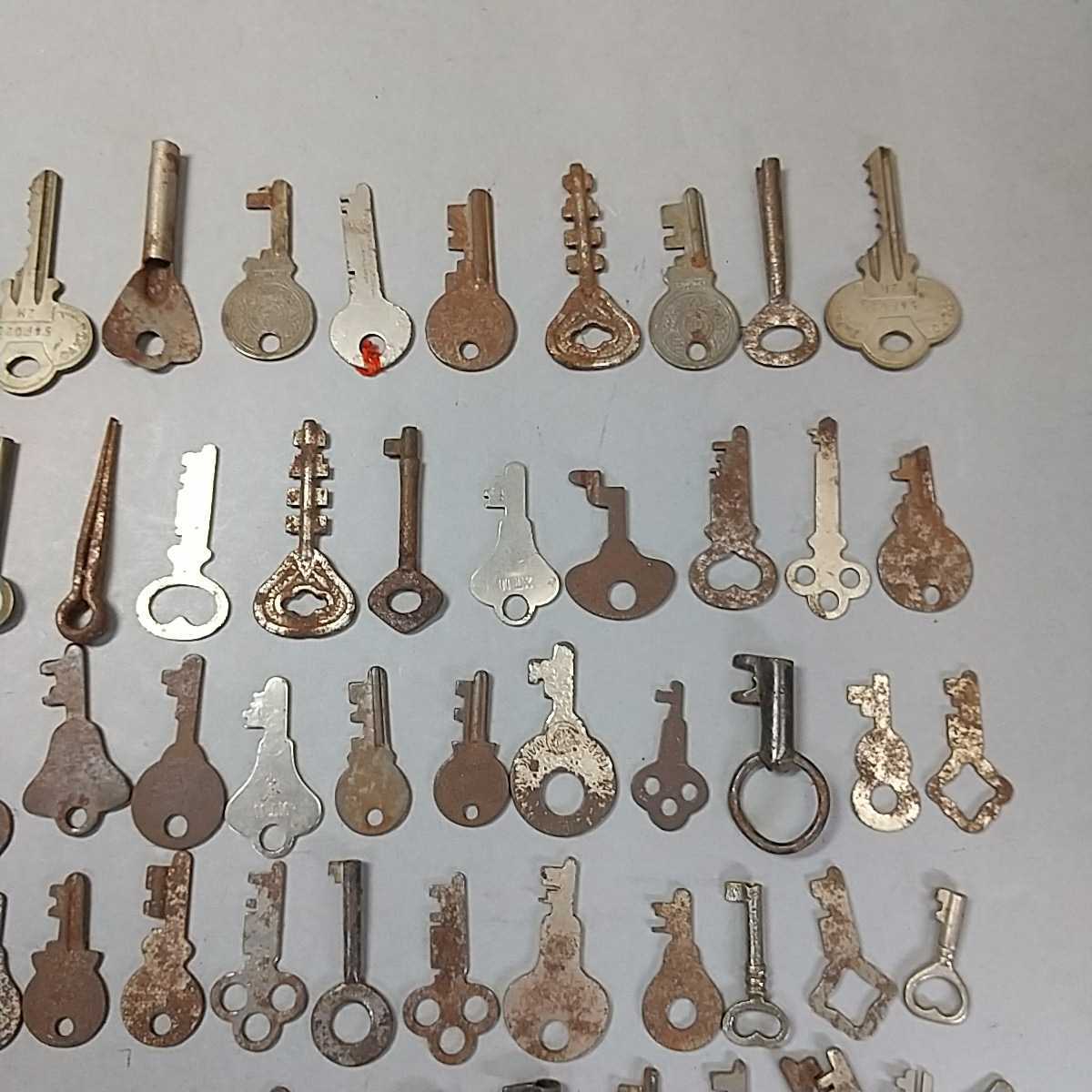 829 同梱NG 大量 古い鍵 まとめて 箪笥 抽斗 棚物 建具 鉄 真鍮 アンティーク アクセサリー チャーム 鉄味 古道具 現状(雑貨)｜売買されたオークション情報、yahooの商品情報を ...