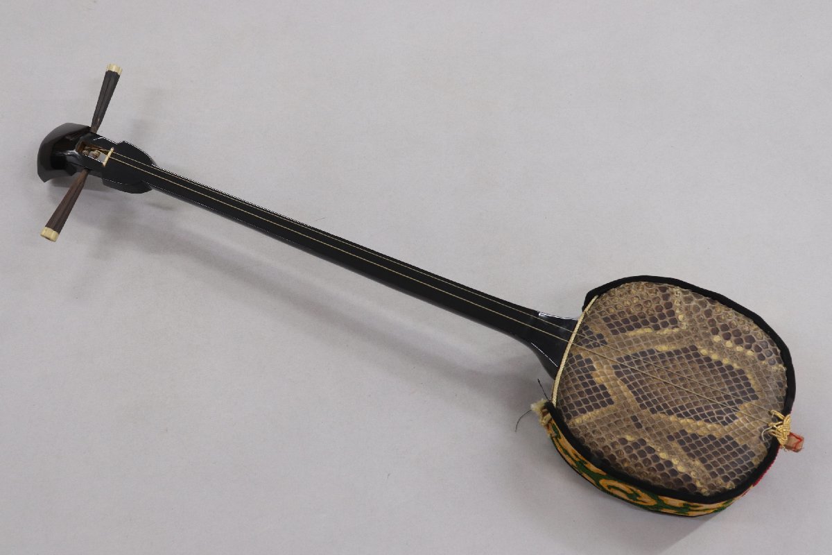 Yahoo!オークション - ジャンク 三線 蛇皮線 カラクイ1本折れ ニシキヘ...